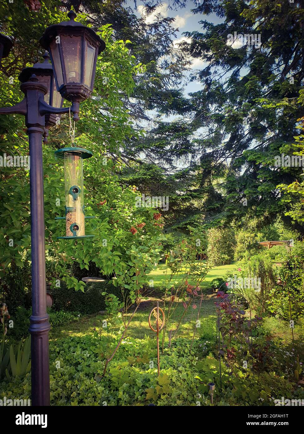 Romantischer garten -Fotos und -Bildmaterial in hoher Auflösung – Alamy