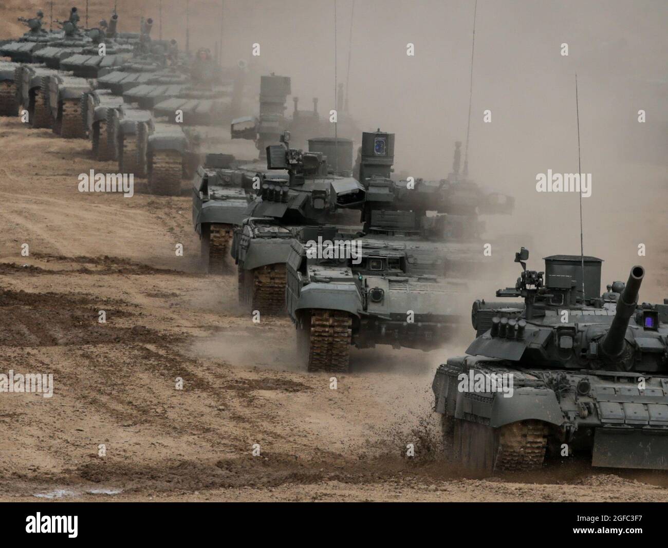 MOSKAU, RUSSLAND - 2021/08/24: Panzer der russischen Armee T-72B3M und ...