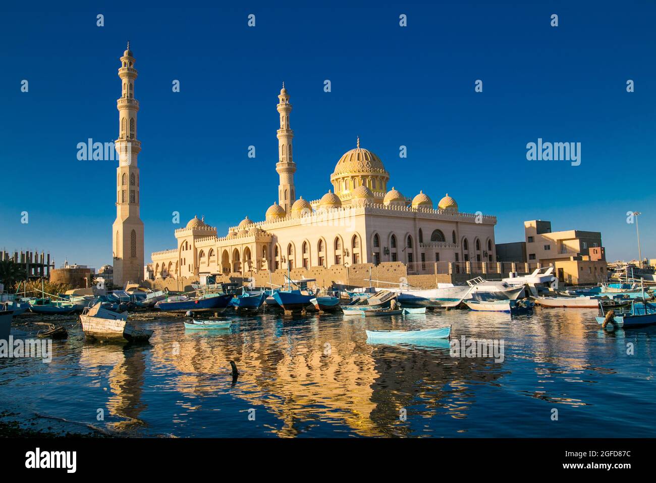 Hafen und el mina moschee -Fotos und -Bildmaterial in hoher Auflösung ...