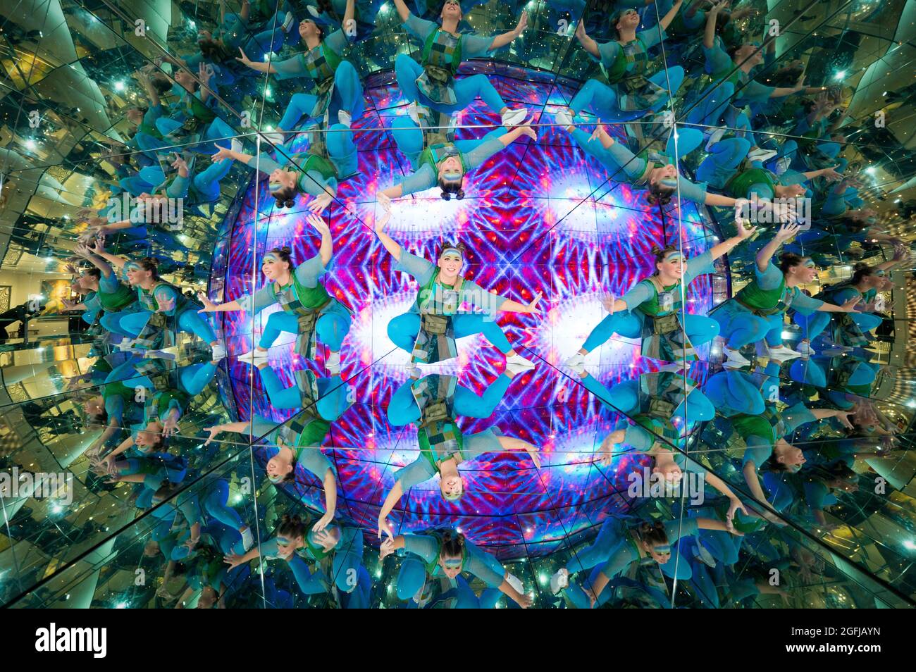 Sophie Douglas, die in der Edinburgh Fringe Show WeCameToDance ein ...