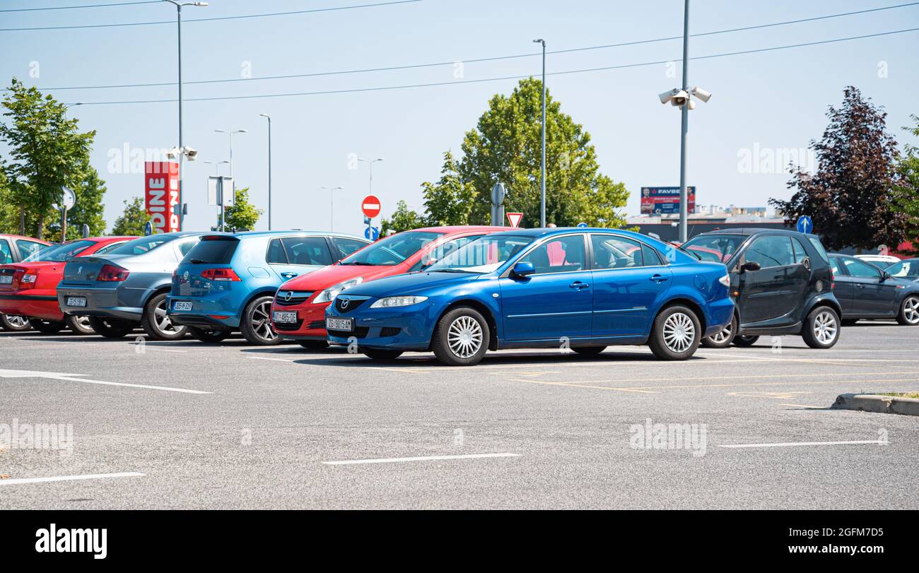 Car parkings -Fotos und -Bildmaterial in hoher Auflösung – Alamy