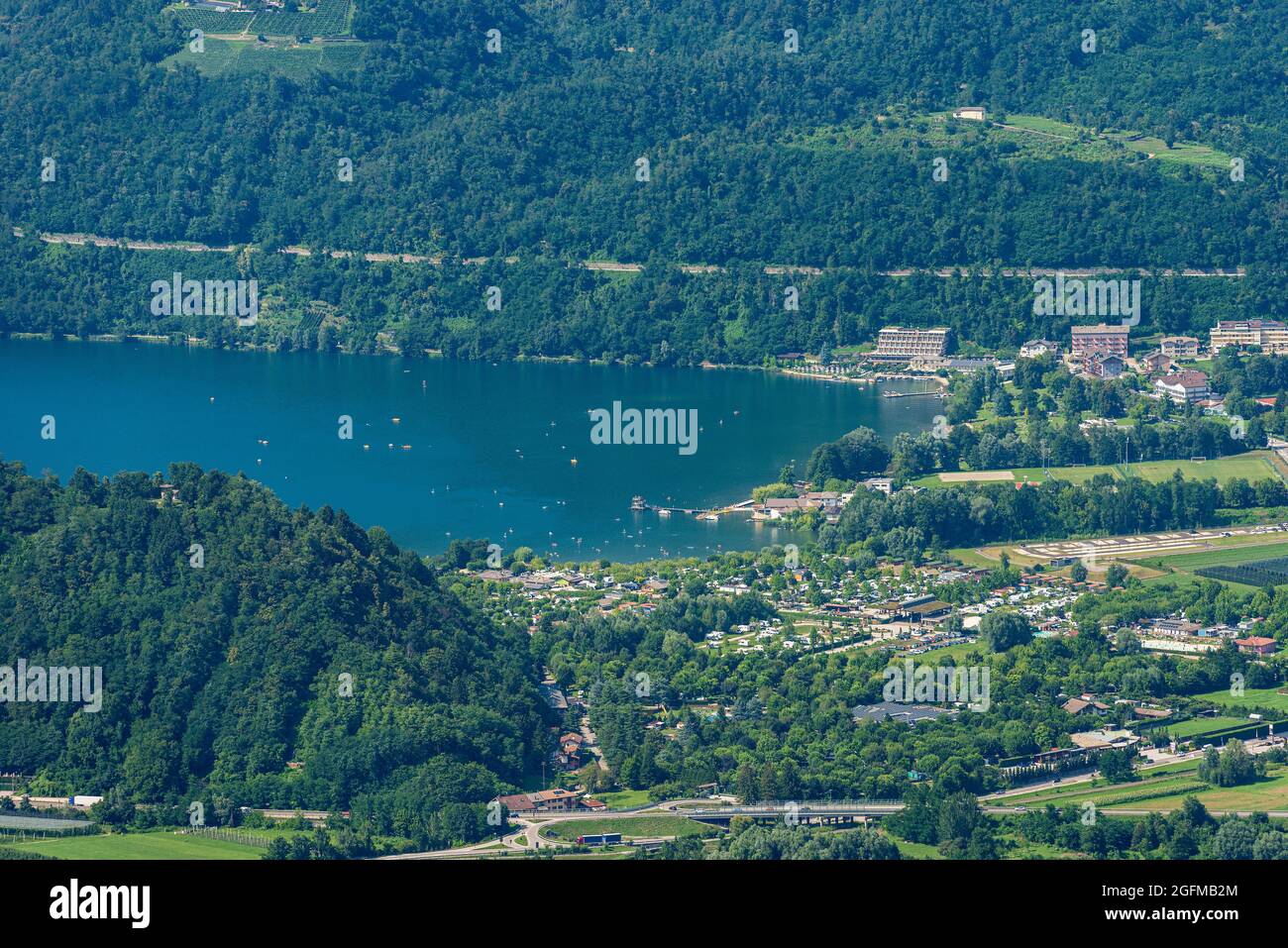 Lago di Levico Terme (Lago di Levico), berühmter Ferienort im Valsugana ...