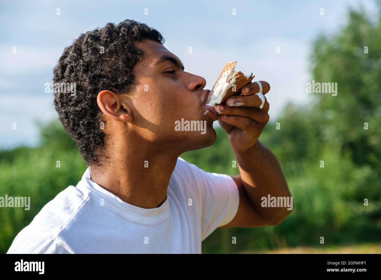 Mann, der ein eis isst -Fotos und -Bildmaterial in hoher Auflösung – Alamy