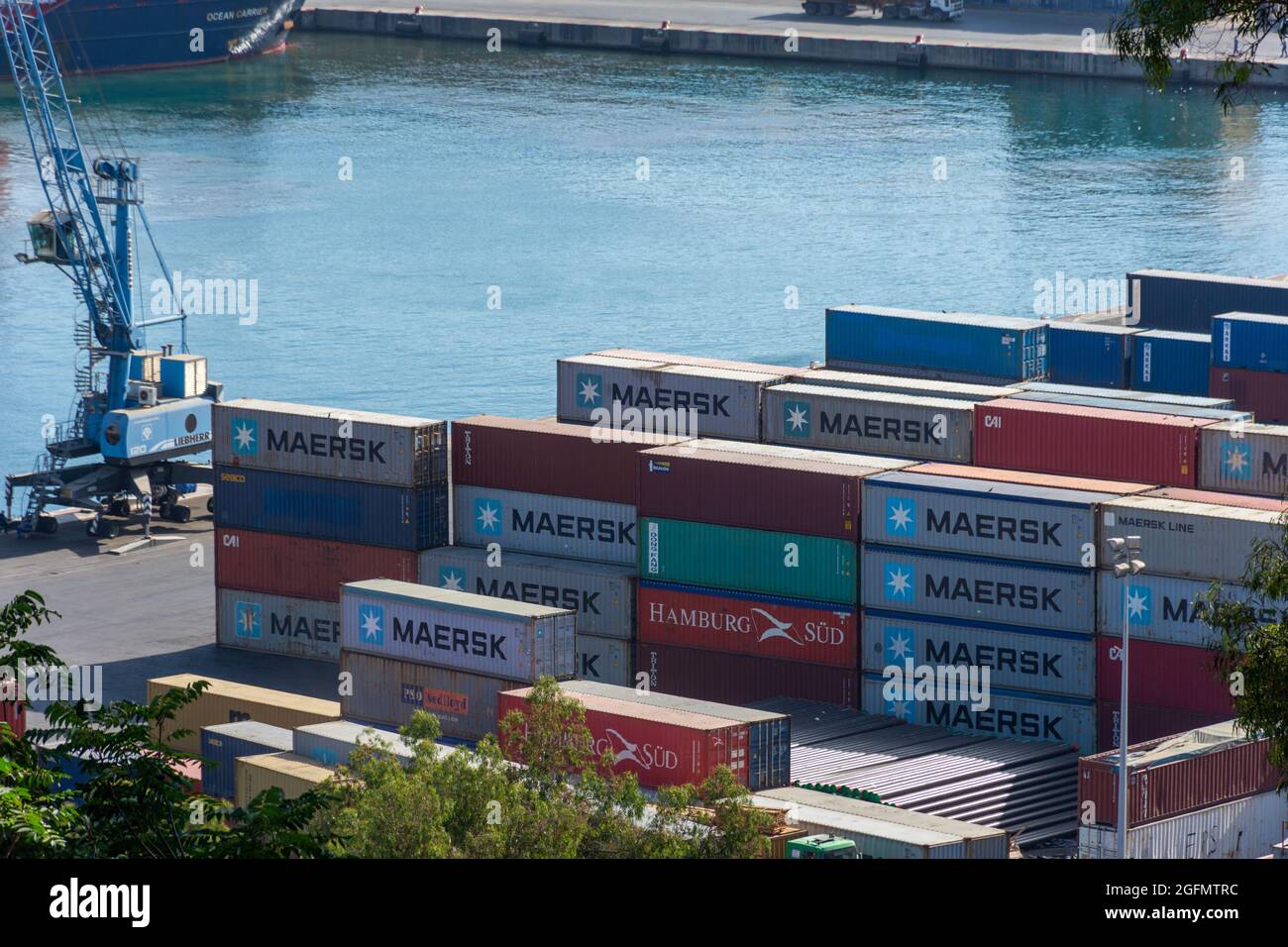 Kreuzfahrtschiff im containerhafen -Fotos und -Bildmaterial in hoher ...
