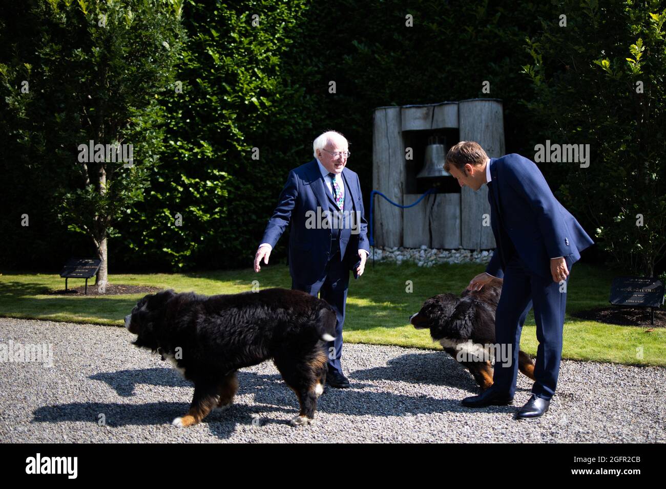 Der irische Präsident Michael D. Higgins spricht mit dem französischen ...