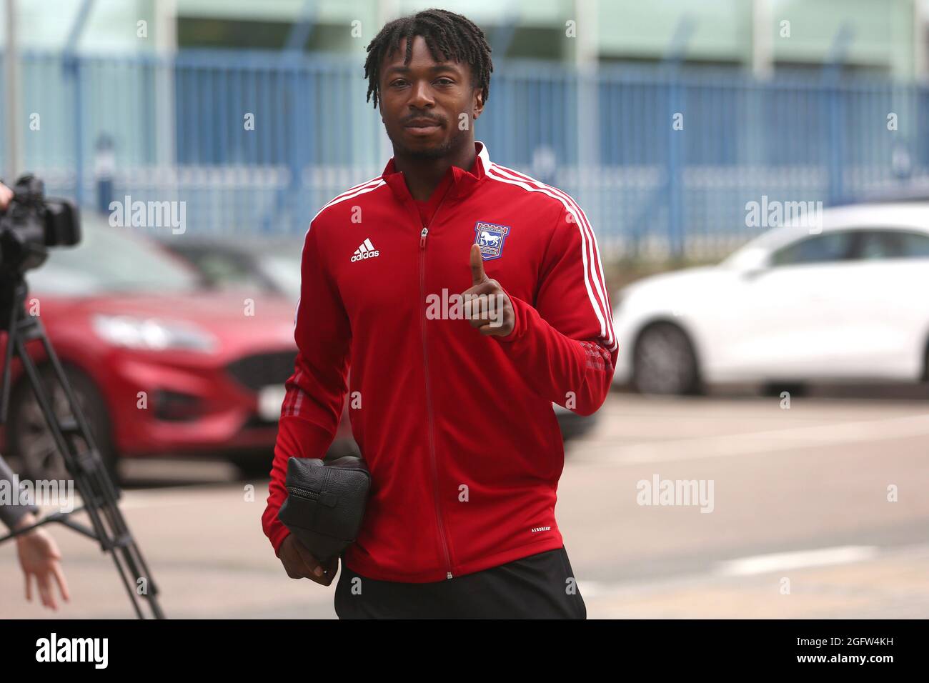 Kyle Edwards von Ipswich Town kommt im Stadion an - Ipswich Town ...