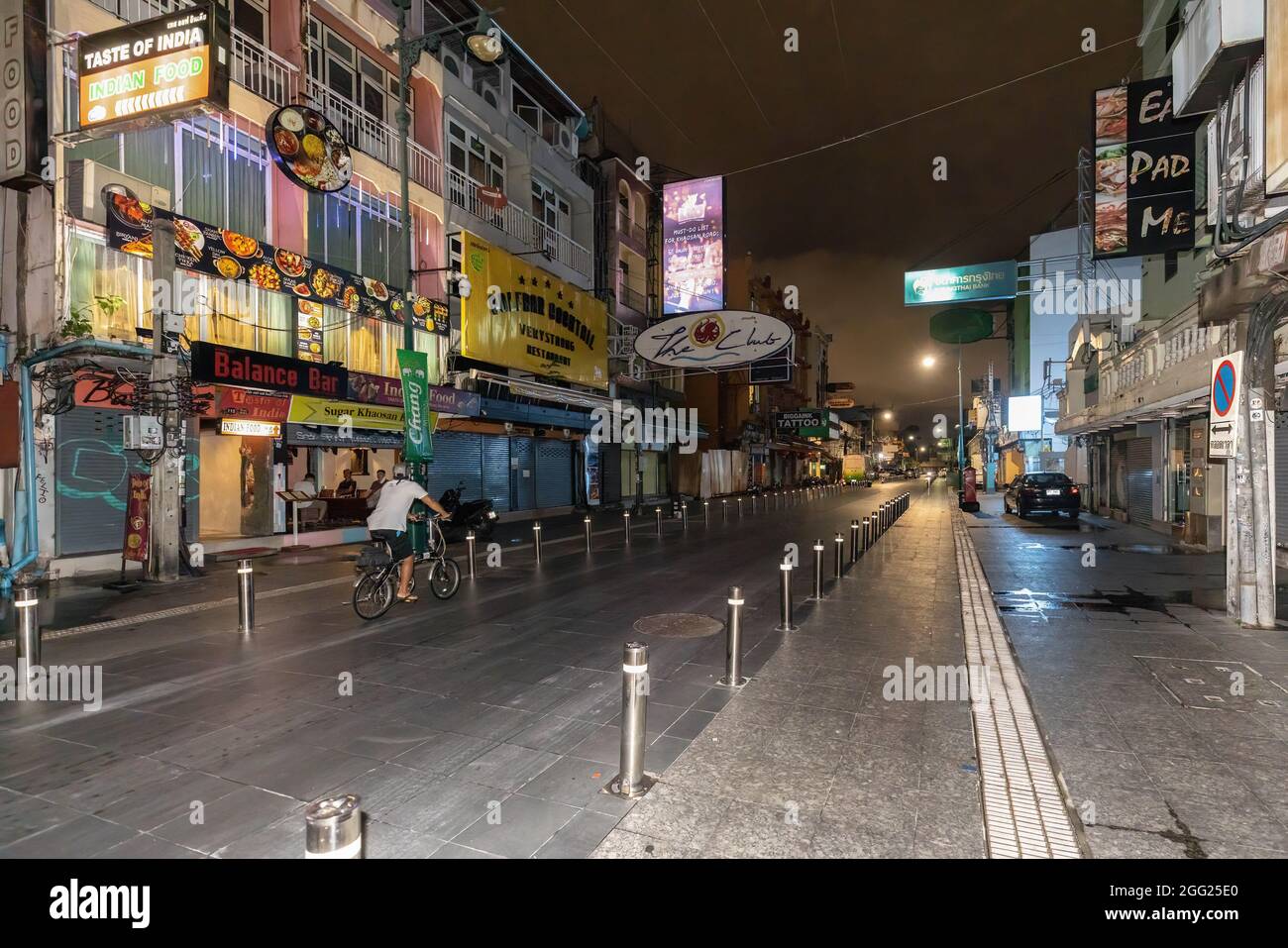 Eine leere und verlassene Straße mit geschlossenen Pubs und Bars an der ...