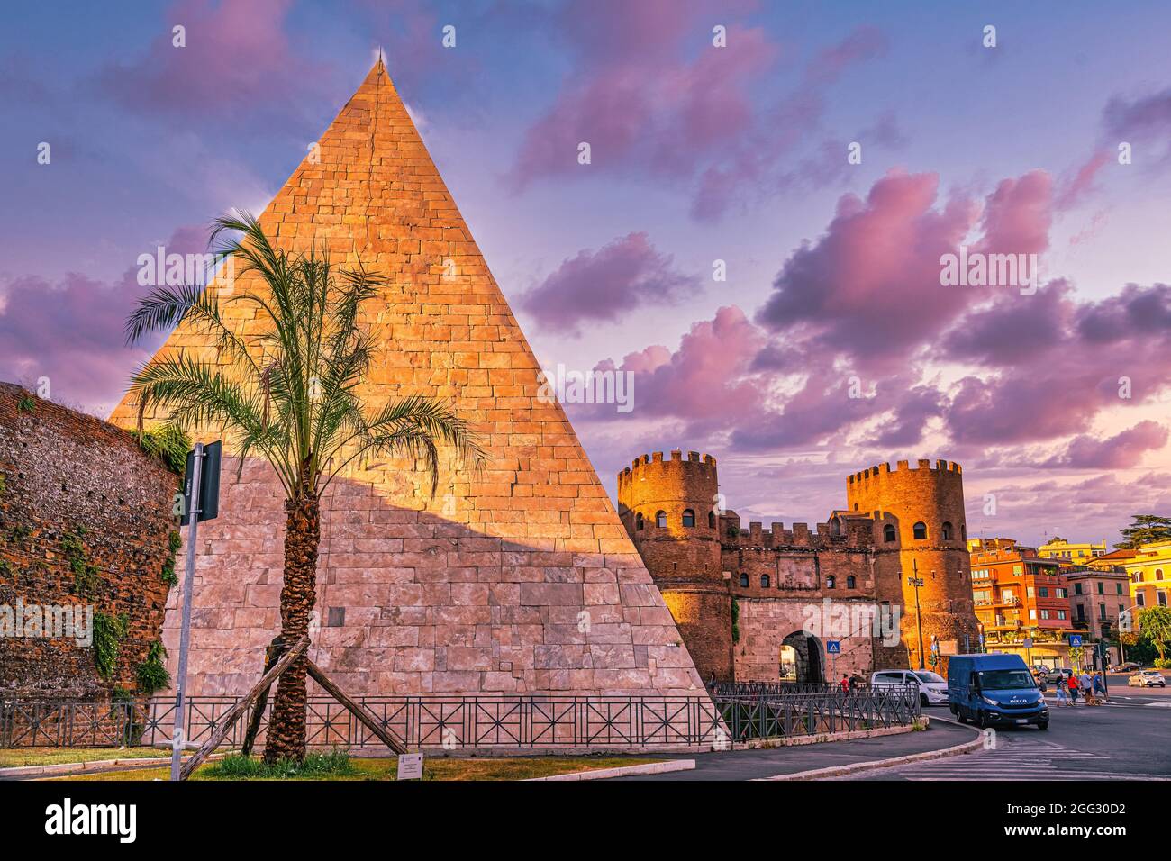 Cestia Pyramide in Rom bei Sonnenuntergang. Die Pyramide von Cestius ...