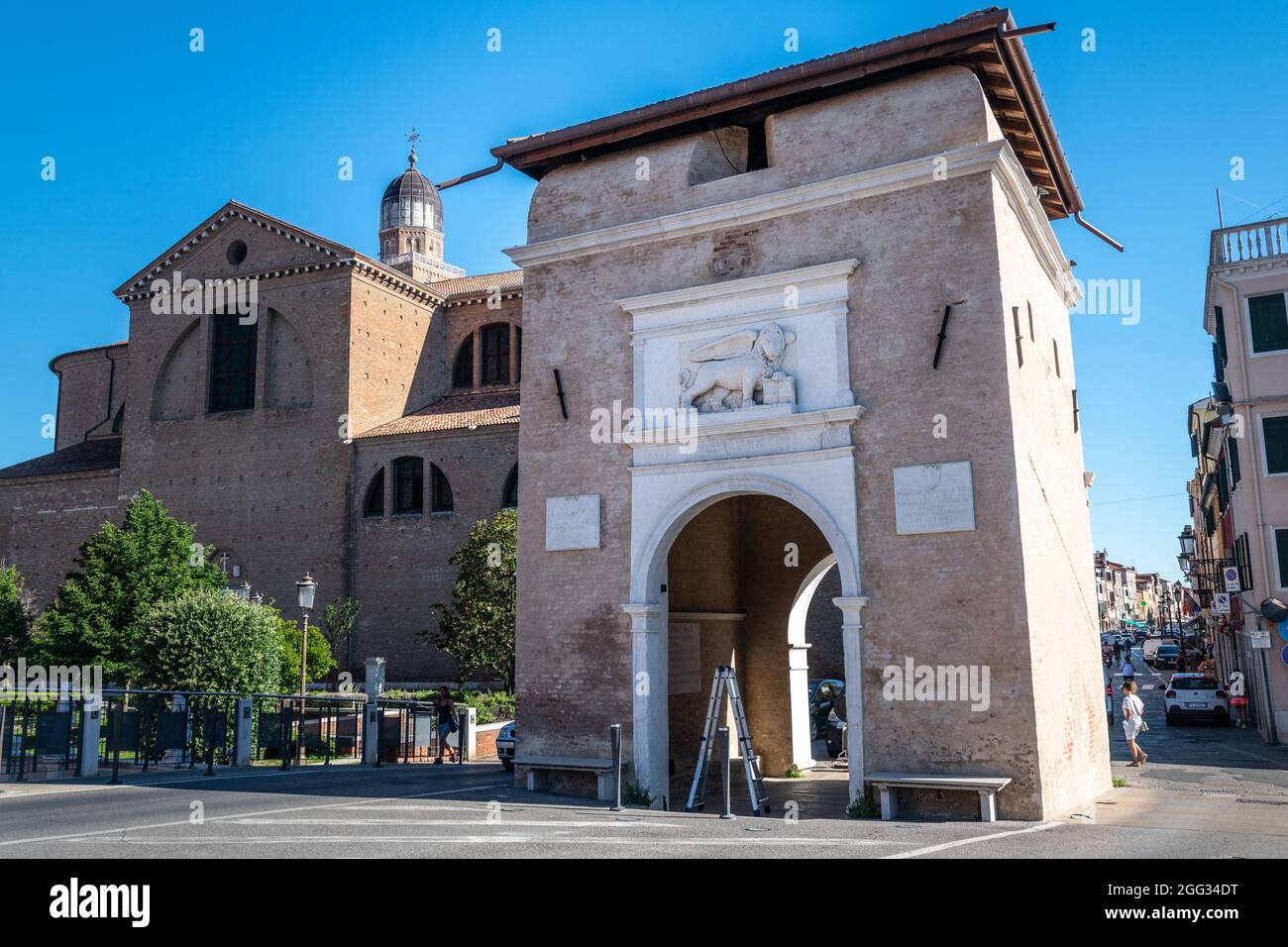 Das historische Stadttor Porta Garibaldi o Torre Santa Maria am Corso ...