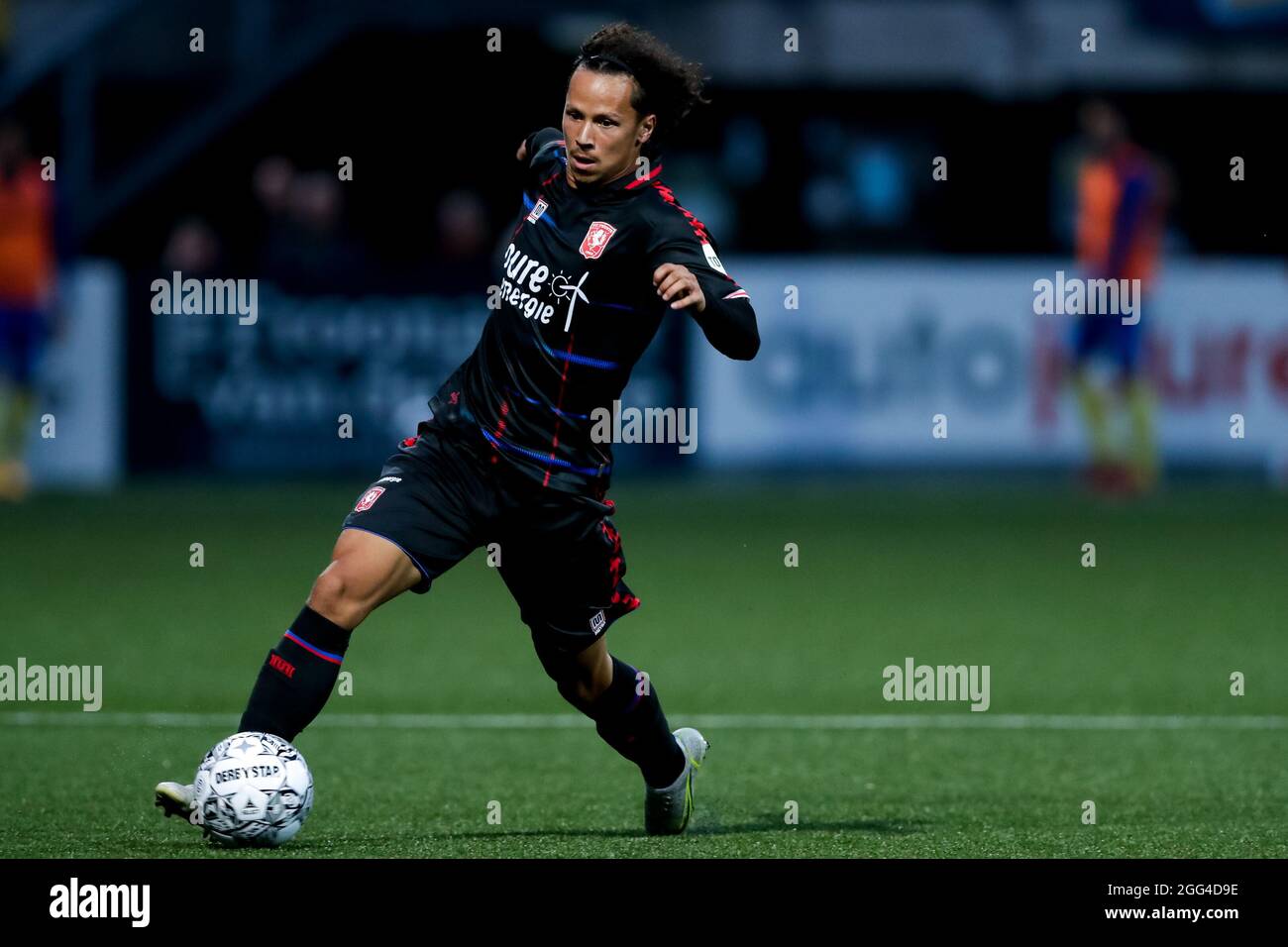 LEEUWARDEN, NIEDERLANDE - 28. AUGUST: Luca Everink vom FC Twente beim ...