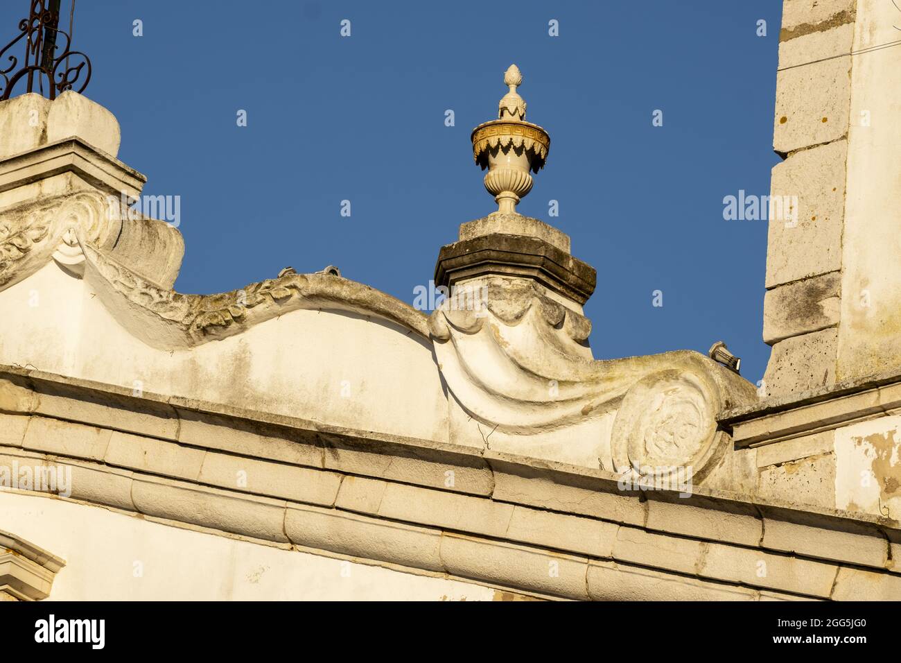 Detail der Voluten des Giebels der Kirche des heiligen Antonius von ...