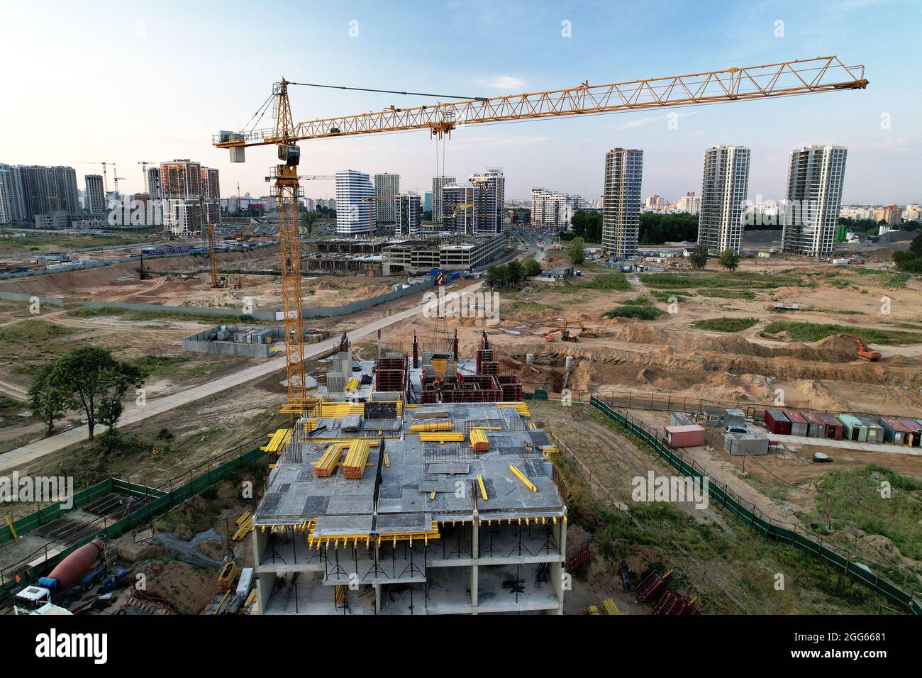 Kran bei Formarbeiten auf der Baustelle. Beton in Schalung gießen. Bau ...