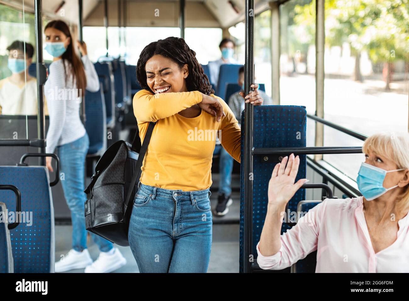 Husten oder niesen in den ellbogen -Fotos und -Bildmaterial in hoher Auflösung – Alamy