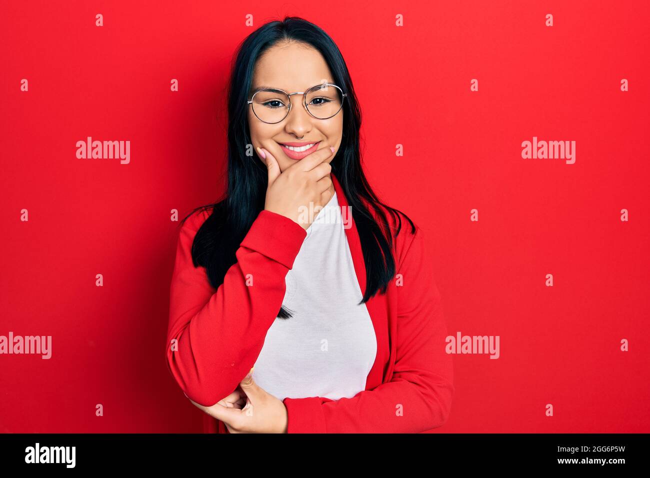 Schöne Hispanische Frau Mit Nasenpiercing In Legerem Look Und Brille
