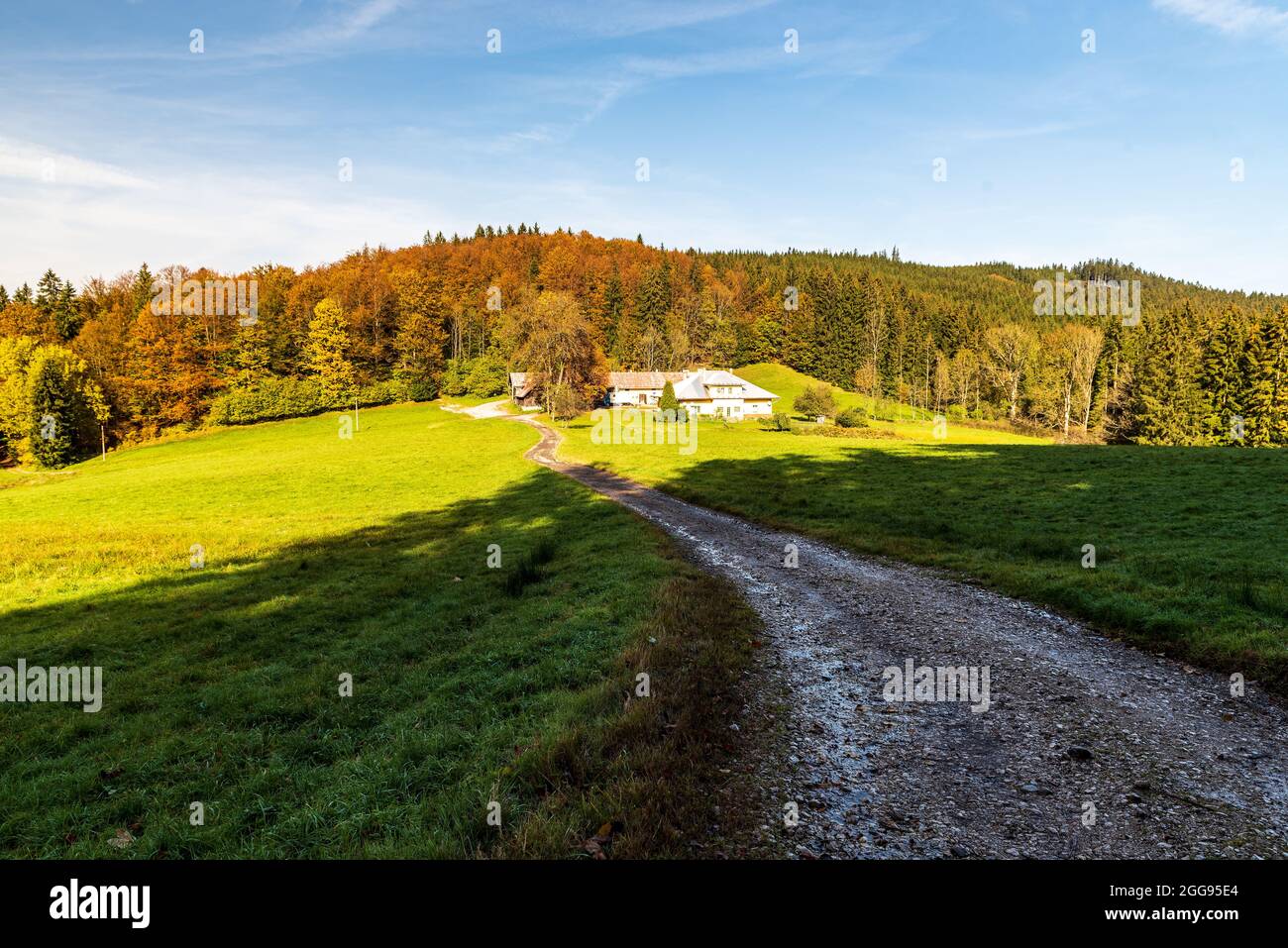 Dorf Salajka oberhalb des Dorfes Bila im Herbst Moravskoslezske ...