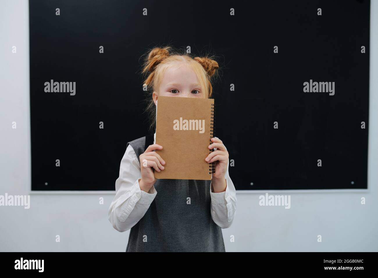 Shy schoolgirl -Fotos und -Bildmaterial in hoher Auflösung – Alamy