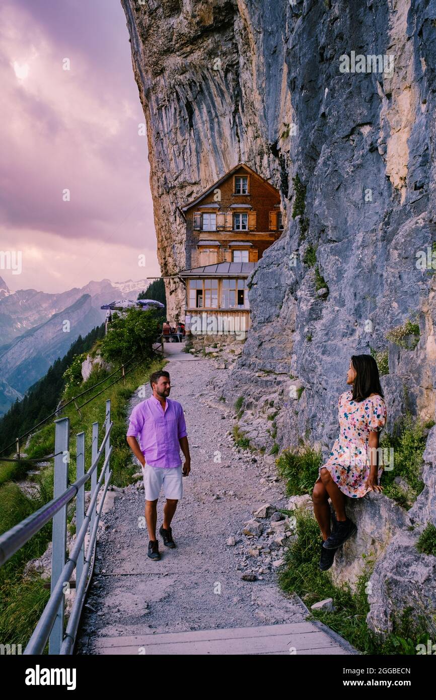 Schweizer Alpen und ein Bergrestaurant unter der Aescher Klippe vom ...