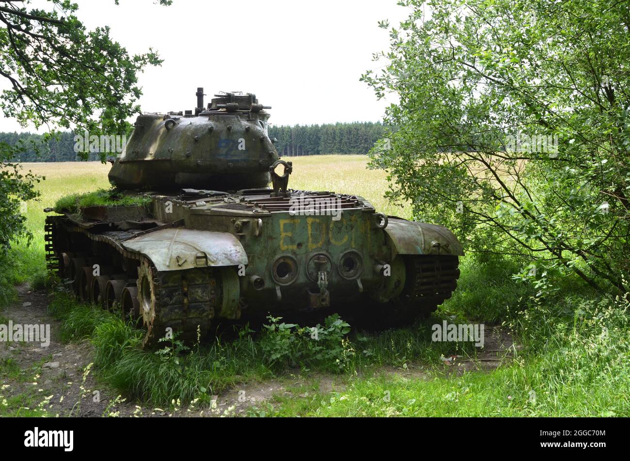 AACHEN, DEUTSCHLAND - 23. Jun 2012: Ein mit Moos bedecktes Panzerwrack ...
