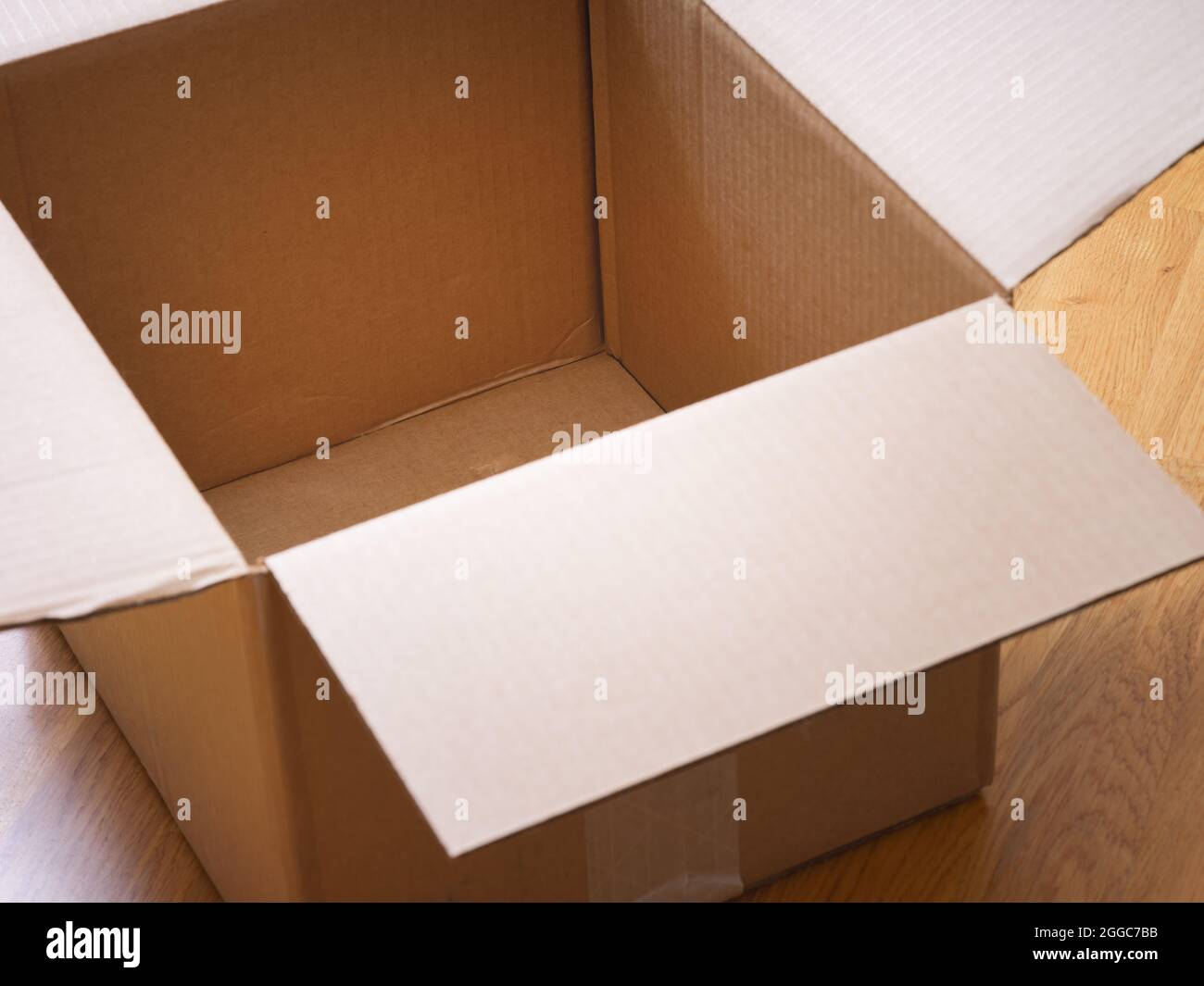 Leerer karton -Fotos und -Bildmaterial in hoher Auflösung - Seite 2 - Alamy