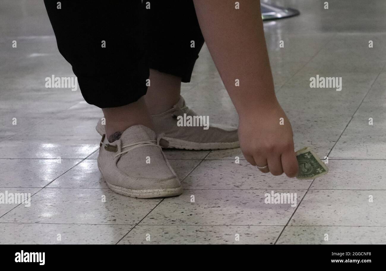 Geld finden -Fotos und -Bildmaterial in hoher Auflösung – Alamy