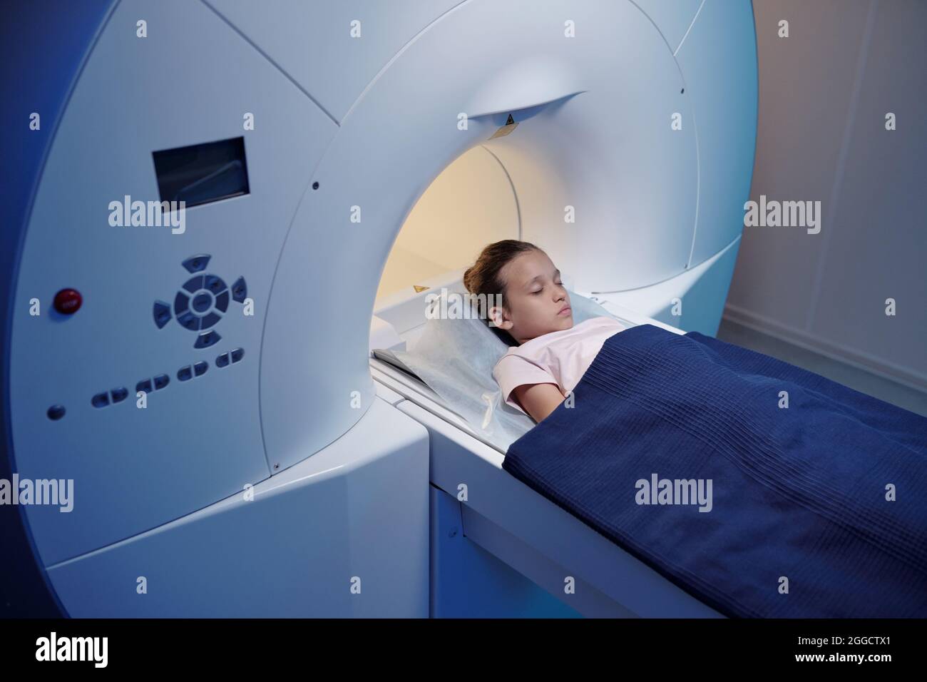 Kleines Mädchen mit geschlossenen Augen, das sich vor einer ...