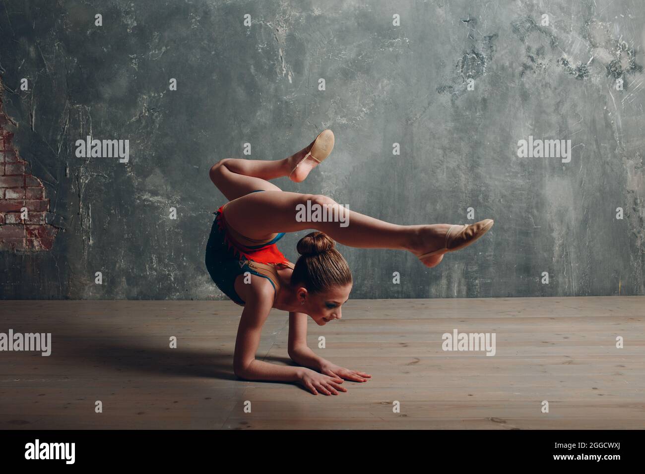 Professionelle gymnastik -Fotos und -Bildmaterial in hoher Auflösung ...