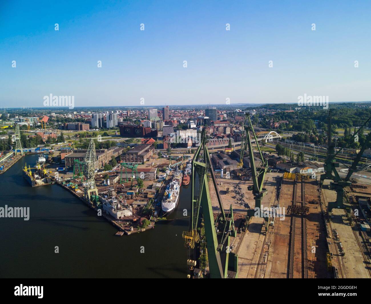 DANZIG, POLEN - 13. Jun 2021: Eine Luftaufnahme der Schiffskräne und ...