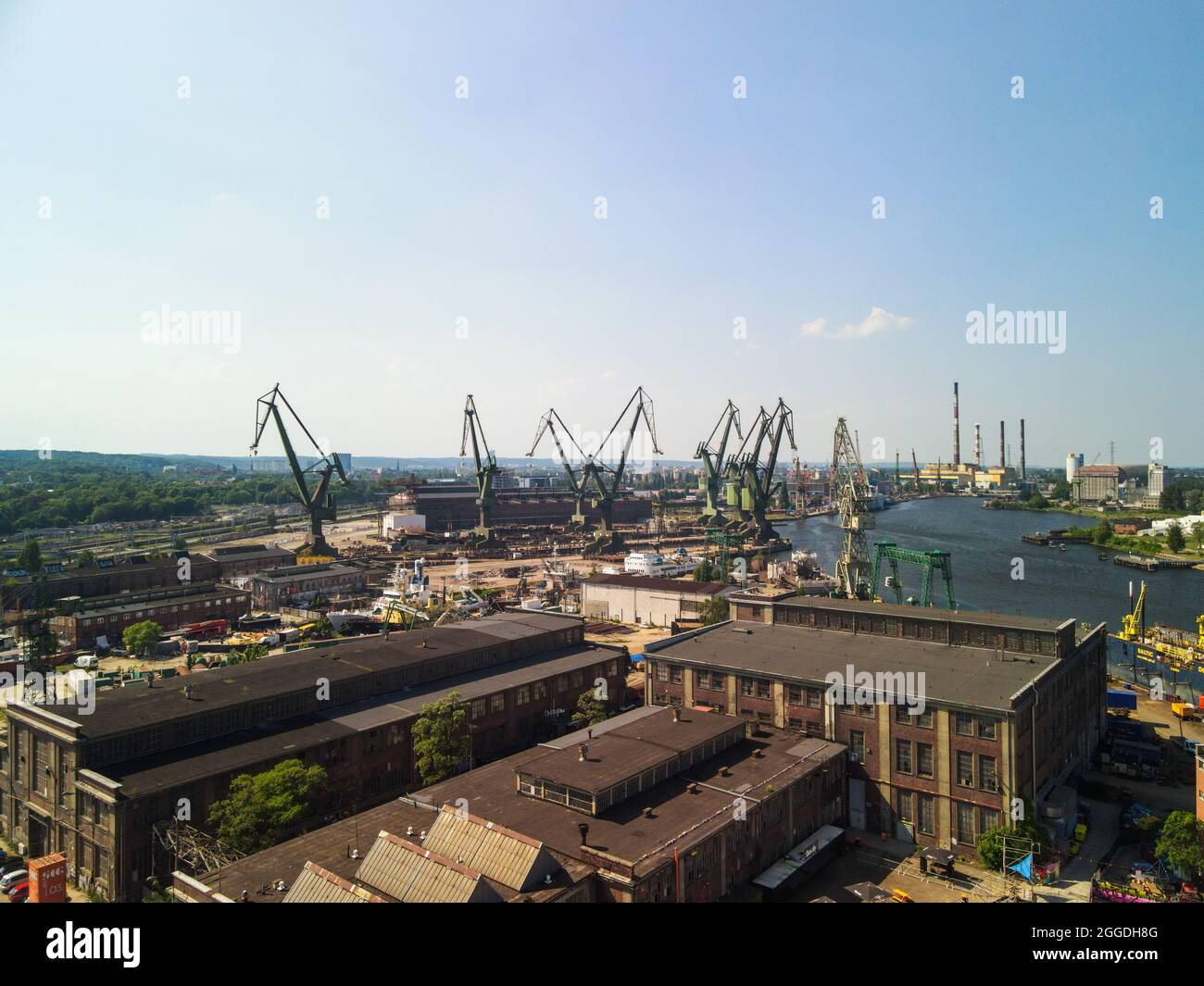 DANZIG, POLEN - 13. Jun 2021: Eine Luftaufnahme der Schiffskräne und ...