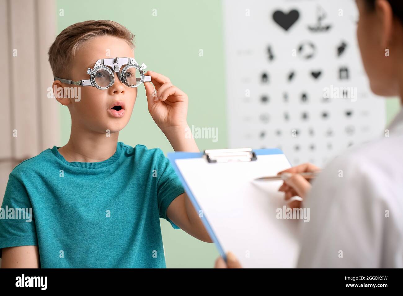Kleiner Junge, der in der Klinik einen Augentest macht Stockfotografie ...