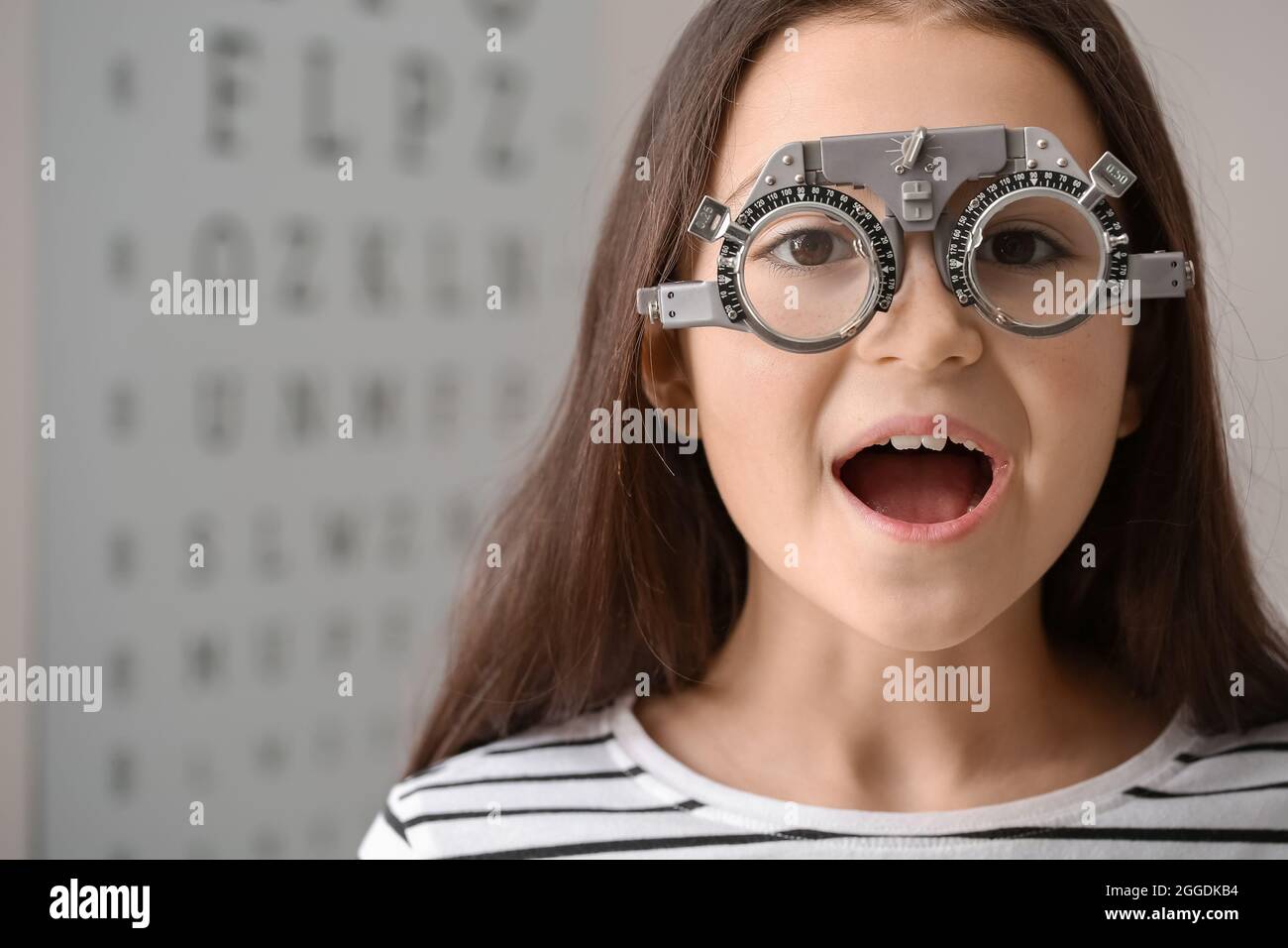 Kleines Mädchen, das in der Klinik einen Augentest macht ...