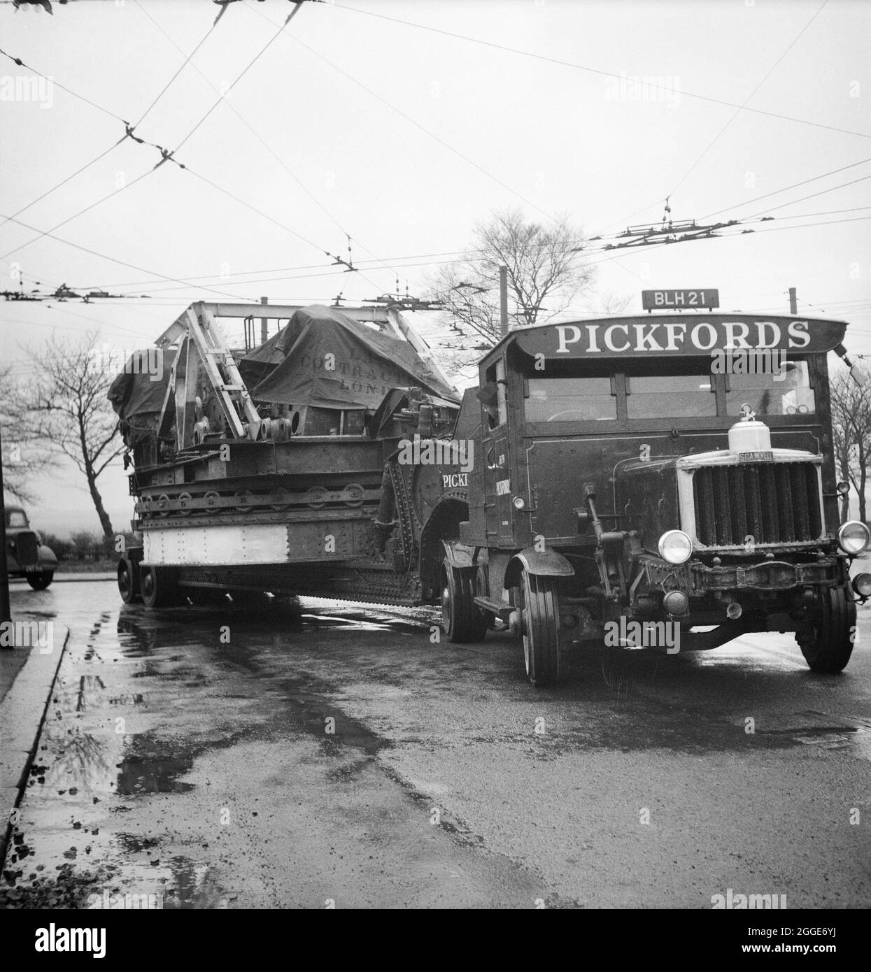 Ein Pickfords Tieflader transportiert einen W90-Bagger mit Dragline zum ...