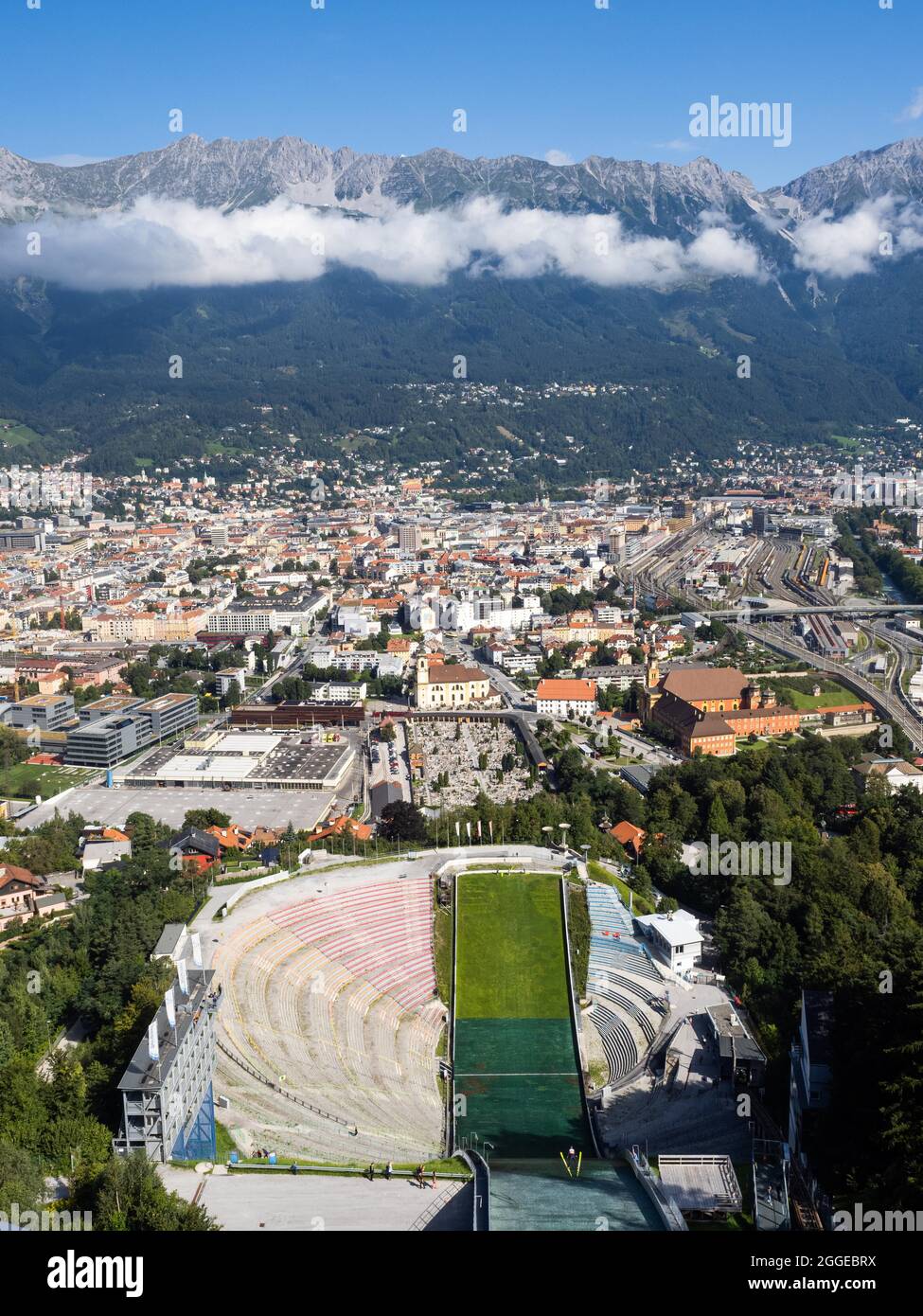 Blick von der Bergisel-Schanze hinunter zum Stadion, Skispringer ...