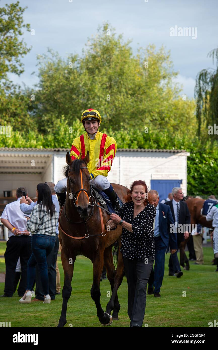 Windsor, Großbritannien. August 2021. Jockey Hector Crouch auf Pferd ...