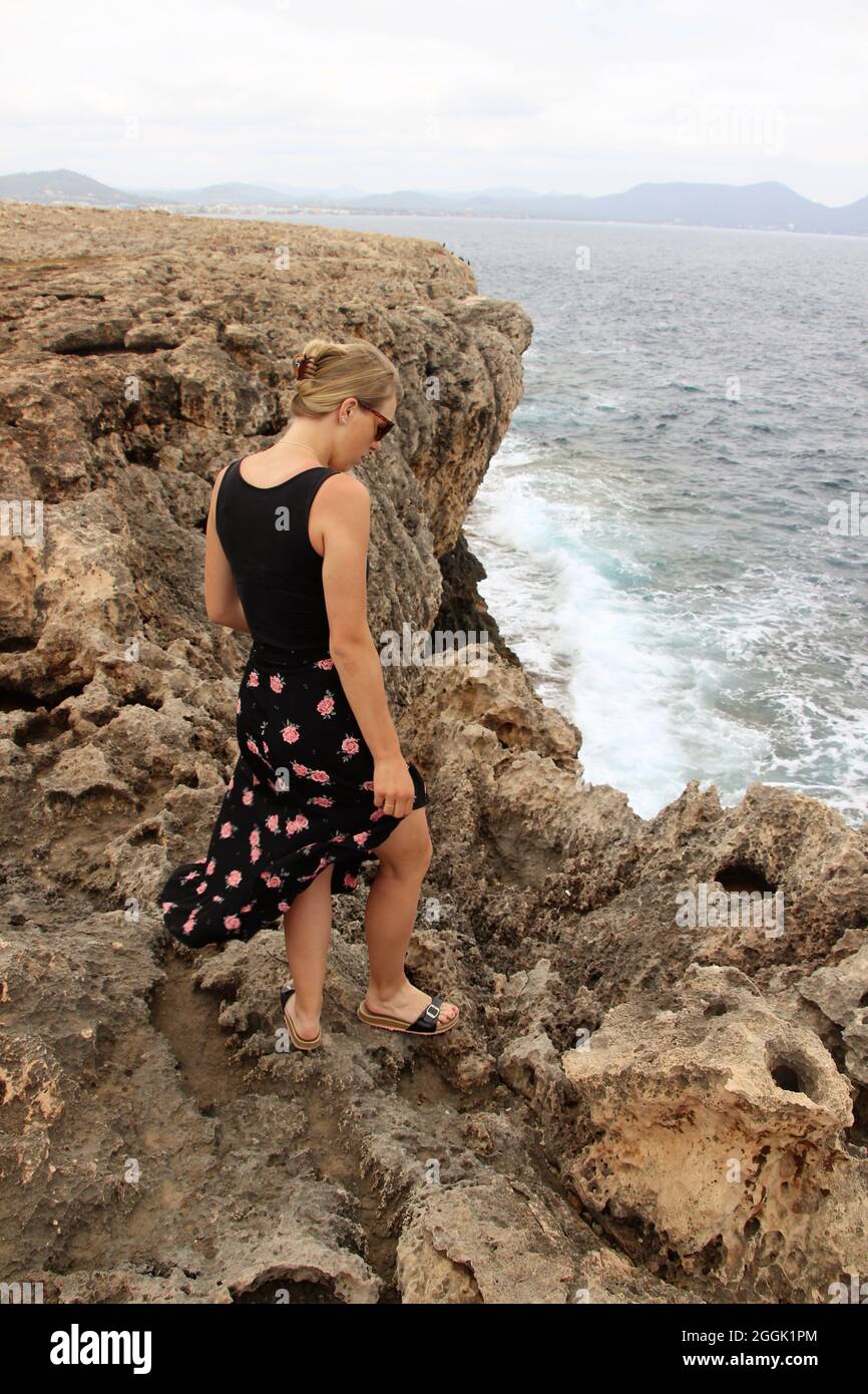 Frau steht am felsigen strand -Fotos und -Bildmaterial in hoher ...