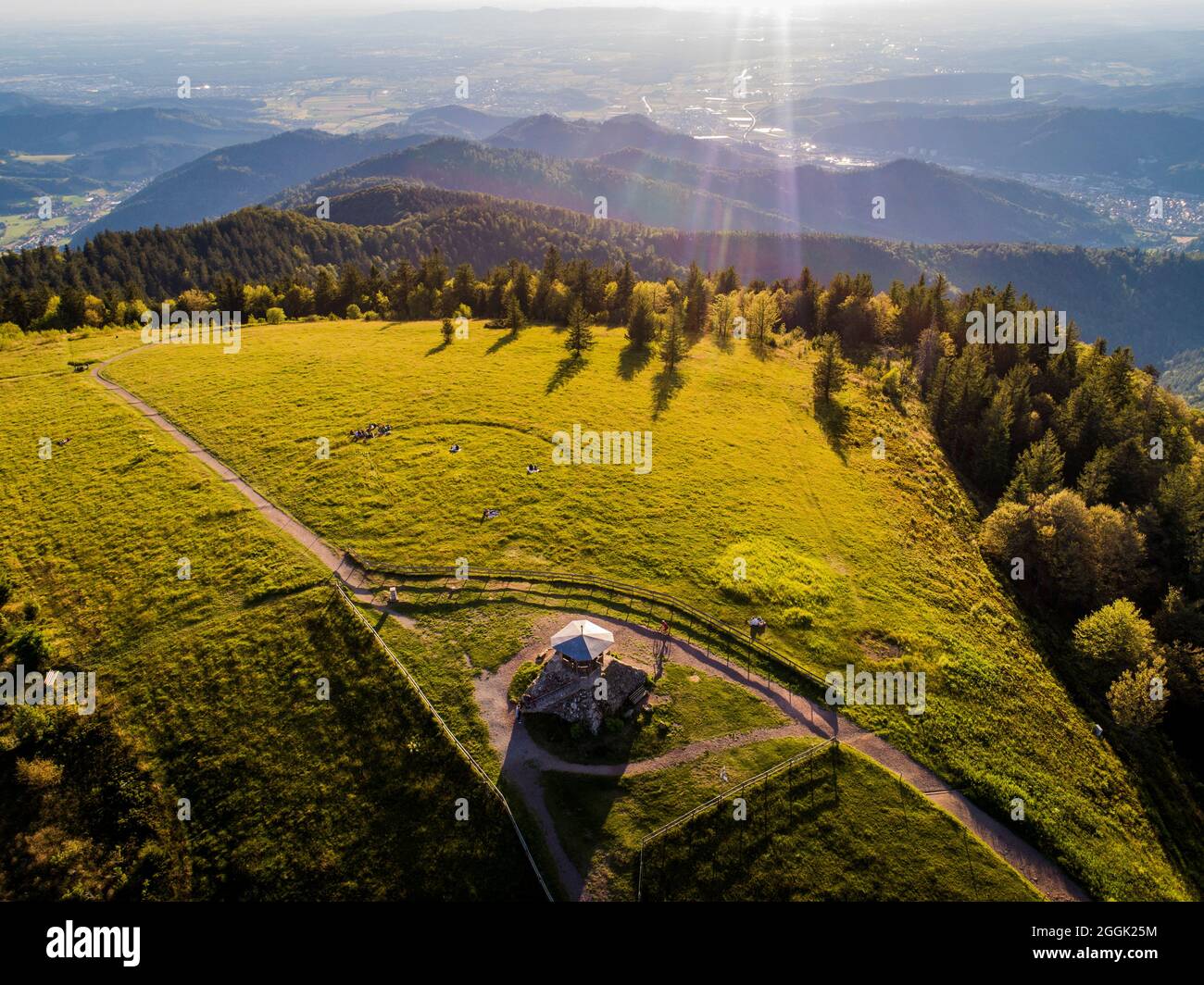 Sonnenuntergangstimmung auf dem Kandel-Gipfel im zentralen Schwarzwald ...