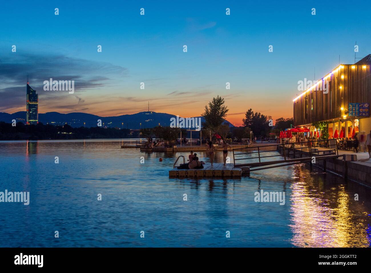 Wien, Sonnenuntergang im Erholungsgebiet Copa Beach an der Neuen Donau ...