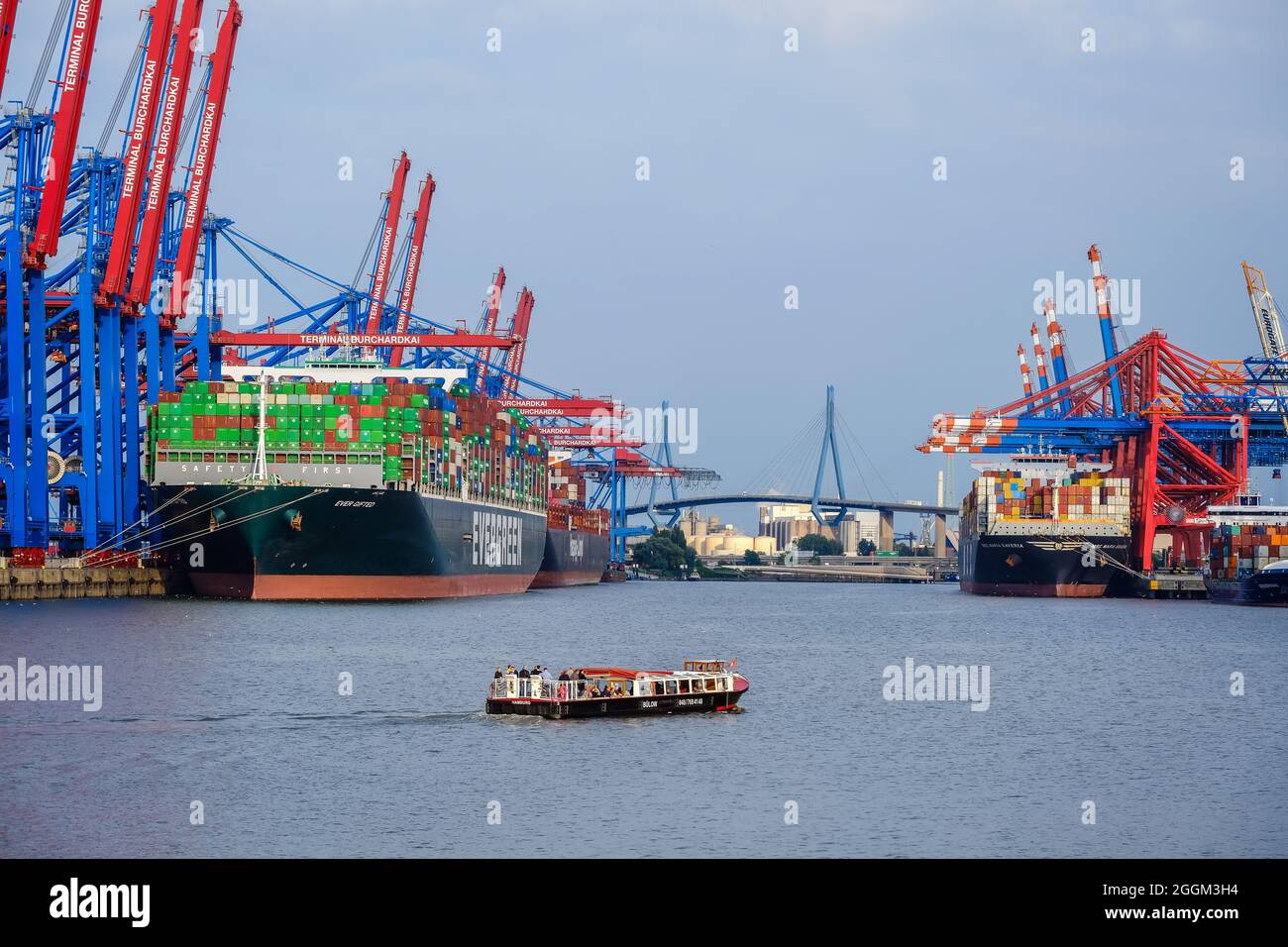 Evergreen container loading -Fotos und -Bildmaterial in hoher Auflösung ...