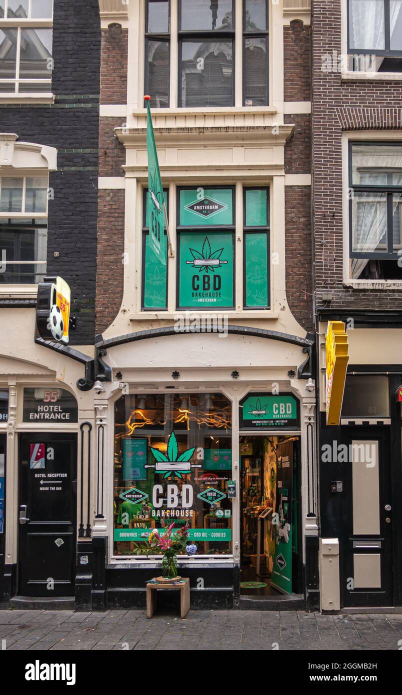 Amsterdam, Niederlande - 14. August 2021: Warmoesstraat. CBD Cannabis ...