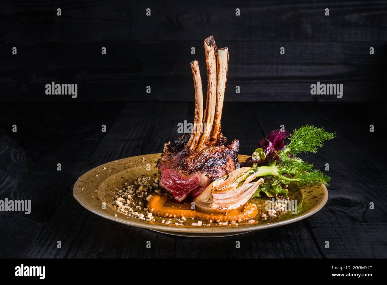 Gourmet Main Entree Course gegrilltes Lammrücken Stockfotografie - Alamy