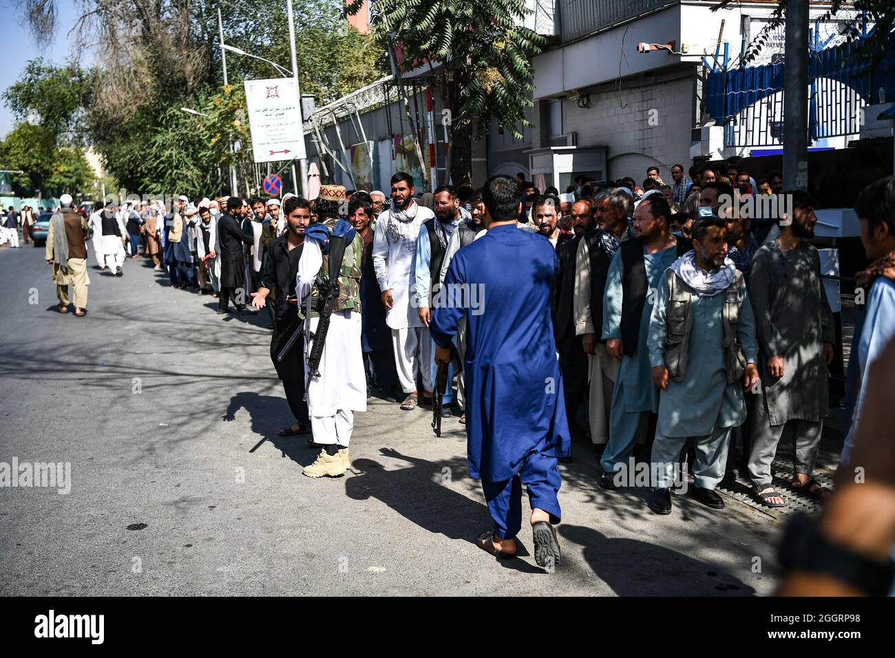 Vor den Banken bilden sich aufgrund der fehlenden Geldmenge im afghanischen Kabul am 01 ...