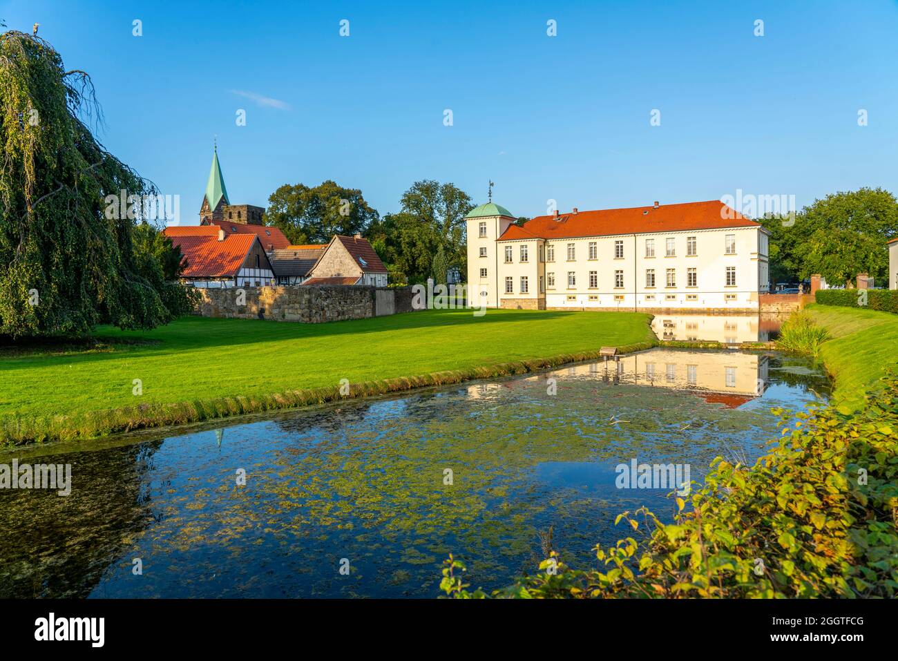 Klassizistisches wasserschloss westerholt -Fotos und -Bildmaterial in ...