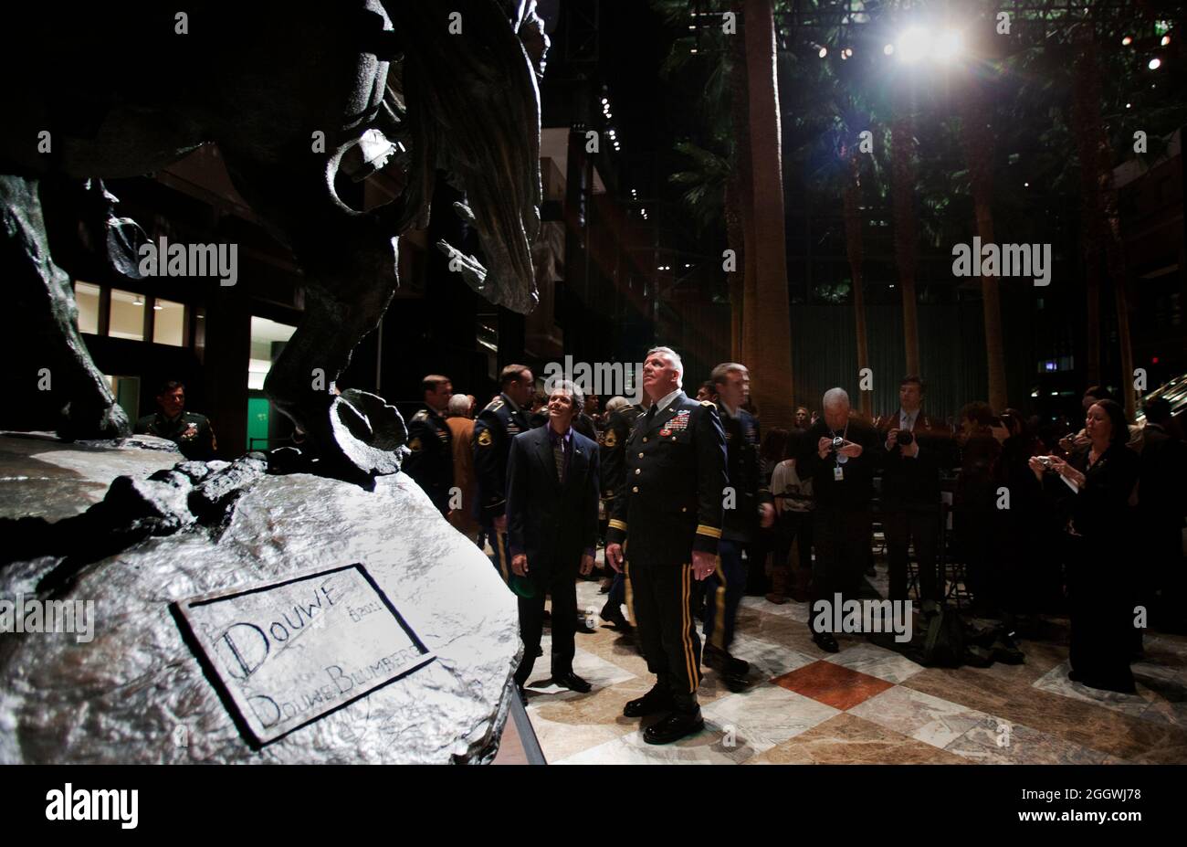 Douwe Blumberg, der Künstler und Bildhauer der De Oppresso Liber Statue ...