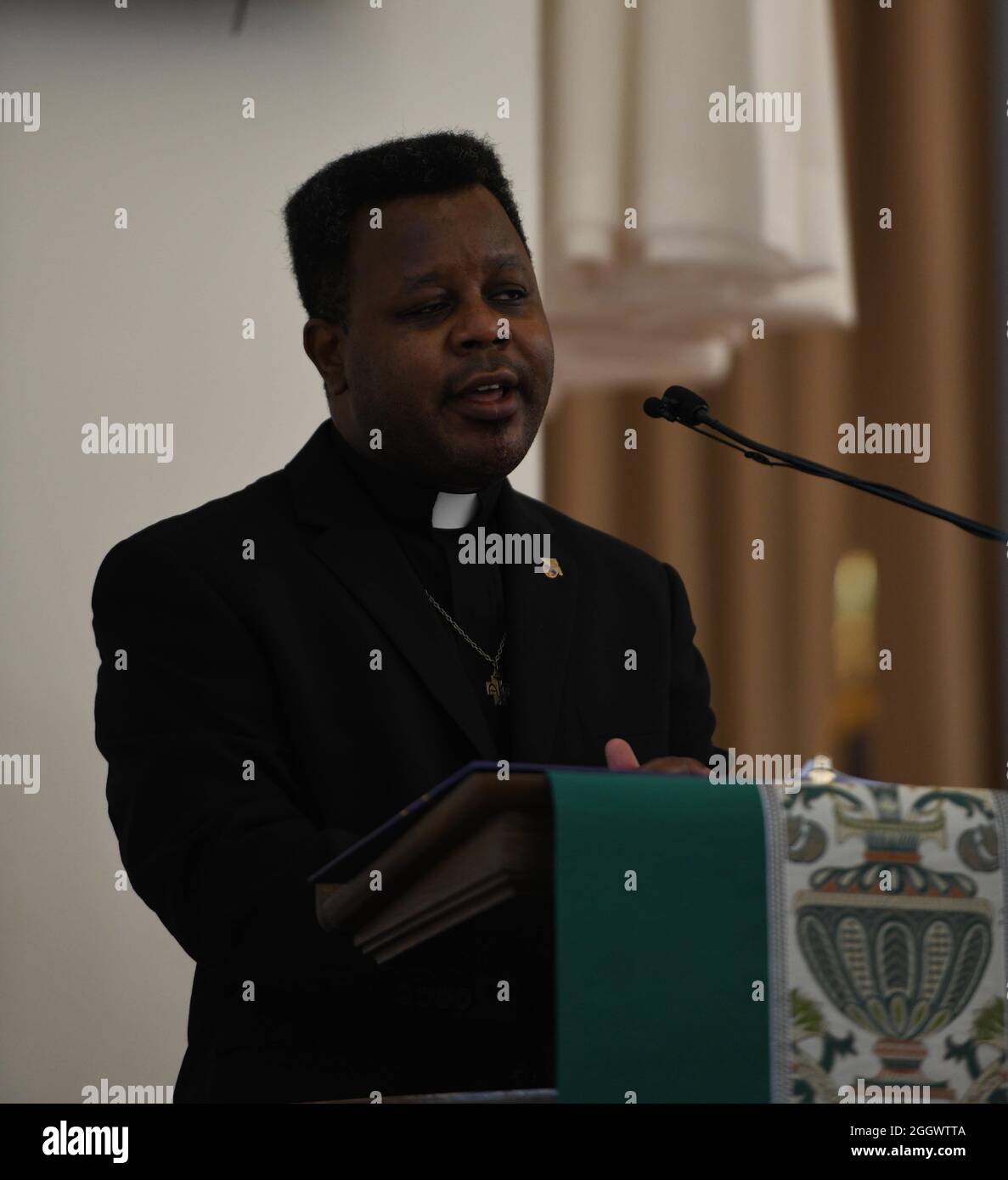 Pater Gerry Kasule, ein Priester, der auf der US Marine Corps Base ...