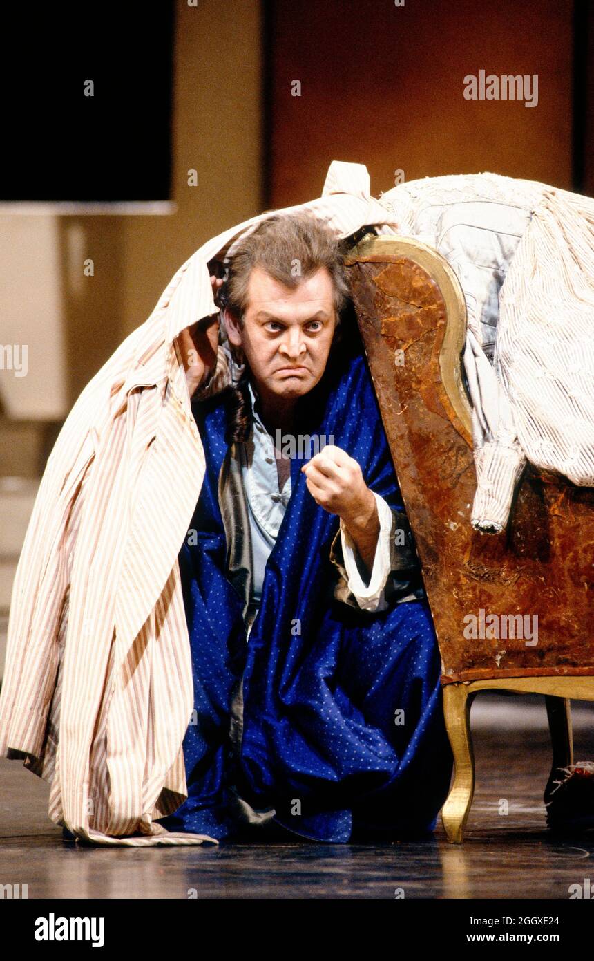 Thomas Allen (Graf Almaviva) in LE NOZZE DI FIGARO an der Royal Opera ...