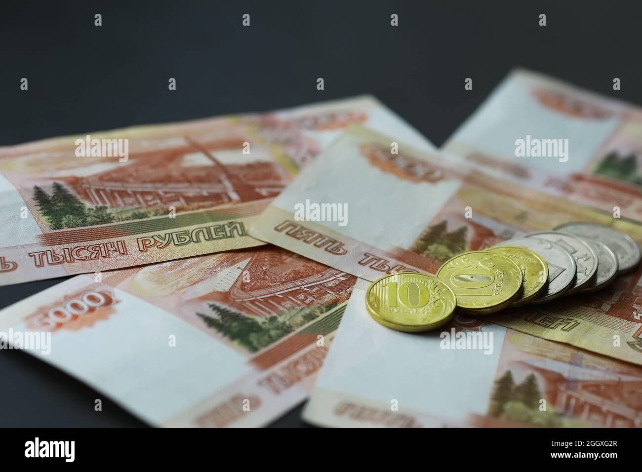 Russische Banknoten und Münzen „Rubel“. Banknote mit der Aufschrift ...