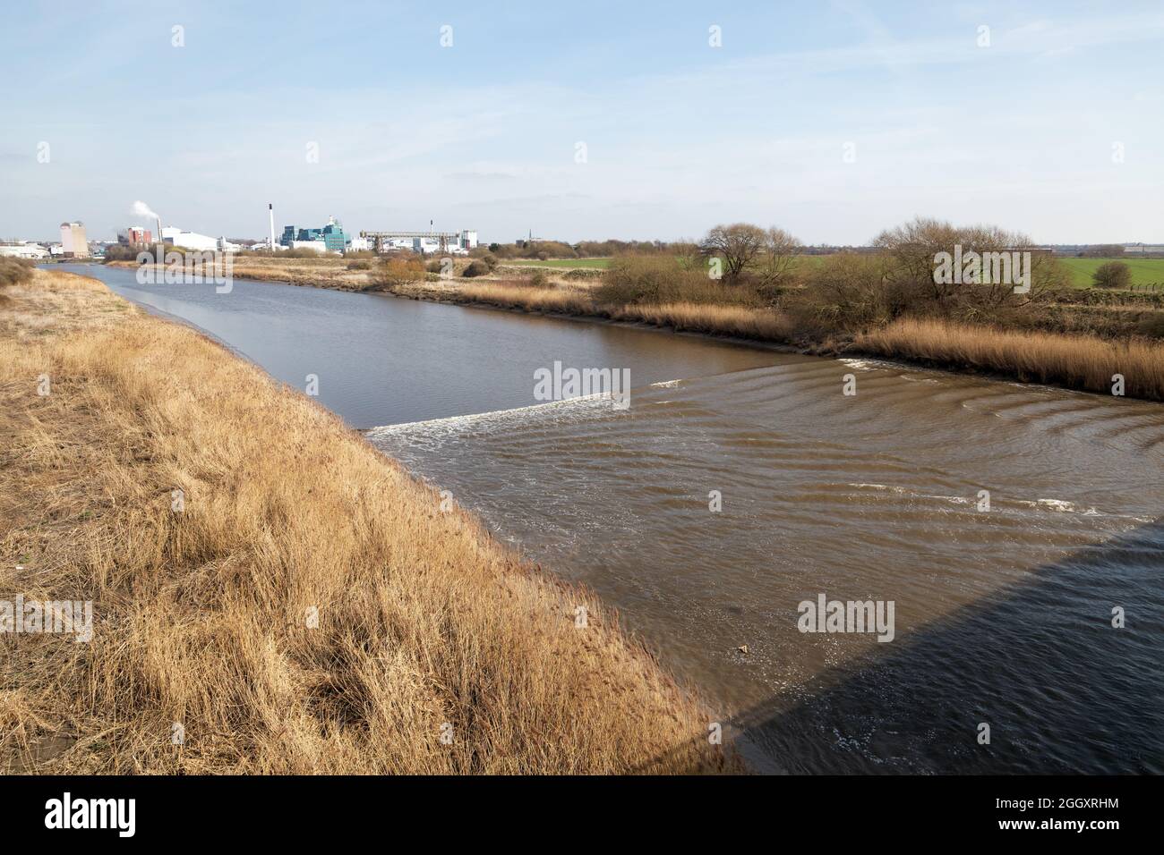 Die Mersey Tidal Bohrung im Kanal, der unterhalb der Forrest Way Bridge ...
