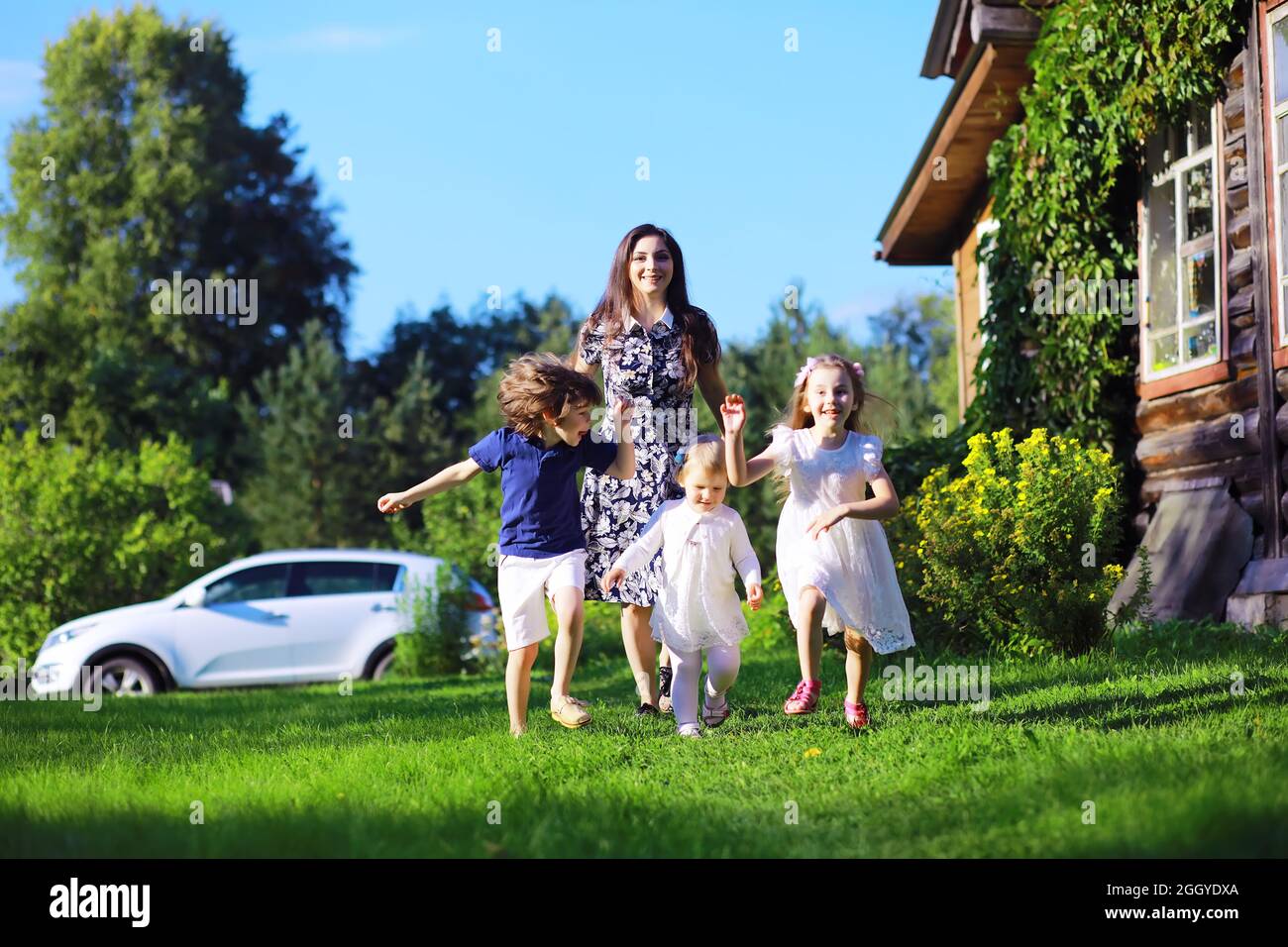Junge große Familie auf einem Spaziergang am Morgen im Sommer. Schöne ...