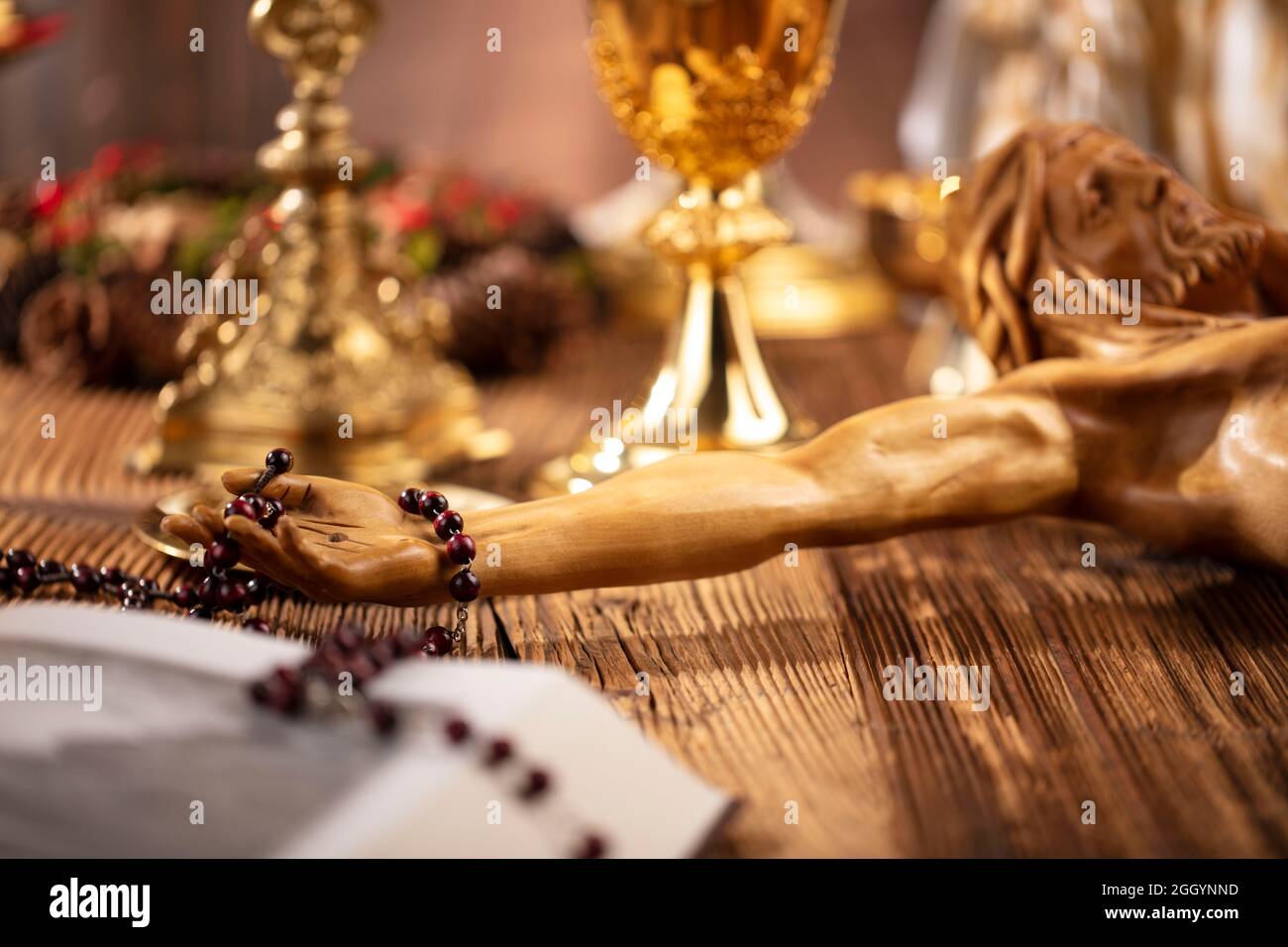 Katholische Symbole Zusammensetzung. Religionskonzept. Jesusfigur ...