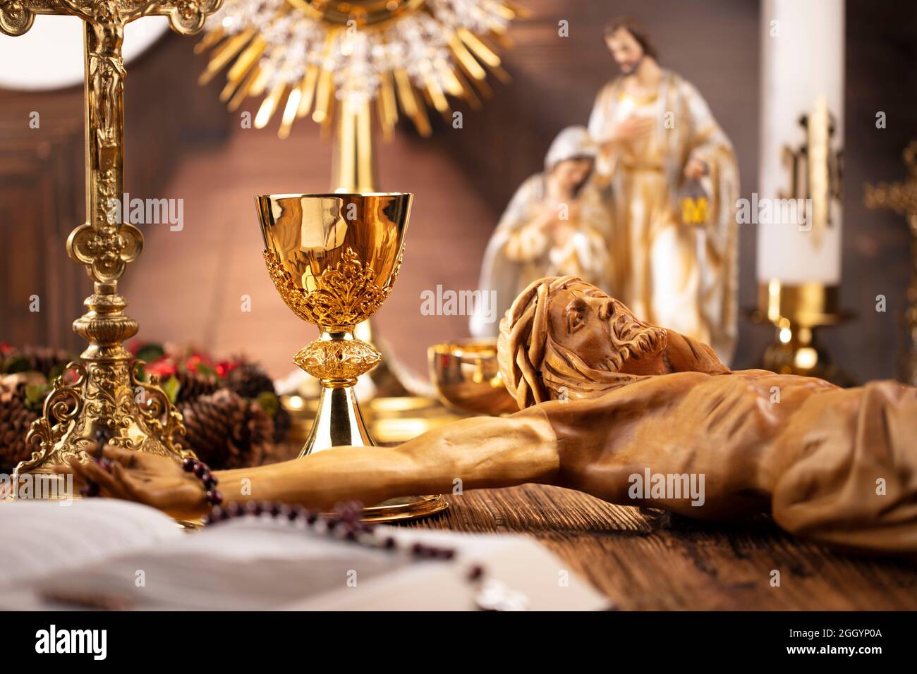 Katholische Symbole Zusammensetzung. Religionskonzept. Jesusfigur ...