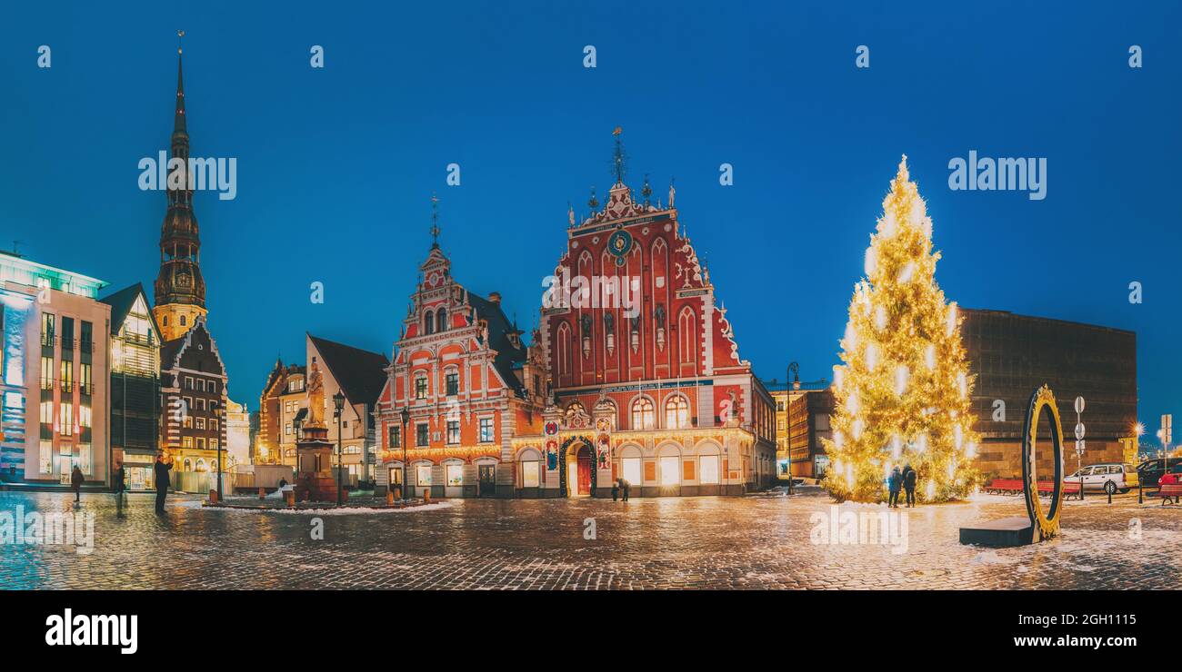 Riga, Lettland. Panorama der Rathausplatz, beliebter Ort mit berühmten ...